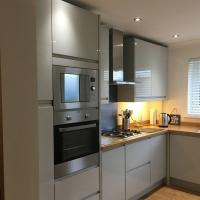 China Modern Luxury Dark Grey Glossy Lacquer Kitchen Cabinet 18mm Moisture Proof HMR for sale