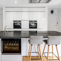 China Luxury Scullery Handless Kitchen Cabinet Modern White Plain Lacquer Cupboard for sale