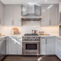 China Custom Mini Kitchen Cabinet Matte Light Gray Shaker Style Lacquer Kitchenette For Hotel for sale