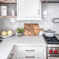 China Apartment Lacquer White Kitchen Cabinets With Wood Island Shaker Style for sale