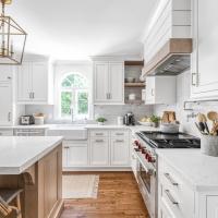 China Apartment Lacquer White Kitchen Cabinets With Wood Island Shaker Style for sale