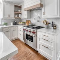 China Apartment Lacquer White Kitchen Cabinets With Wood Island Shaker Style for sale