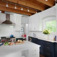 China U Shape Navy Blue and White Shaker Kitchen Cabinets with Quartz Countertop 580mm Base for sale