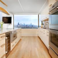 China Two Color Modular Kitchen Cupboards White Glossy Particle Board 16mm MDF with Island for sale