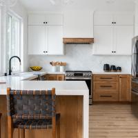 China White Shaker Wall Hanging Kitchen Cabinets With Quartz Countertops Solid Wood Soft Close Hinges for sale