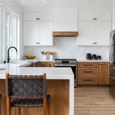 China White Shaker Wall Hanging Kitchen Cabinets With Quartz Countertops Solid Wood Soft Close Hinges for sale