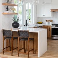 China White Shaker Wall Hanging Kitchen Cabinets With Quartz Countertops Solid Wood Soft Close Hinges for sale