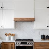 China White Shaker Wall Hanging Kitchen Cabinets With Quartz Countertops Solid Wood Soft Close Hinges for sale