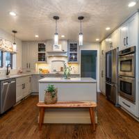 China Modern Island Light Grey Shaker Lacquer Kitchen Cabinet With White Marble Countertops for sale