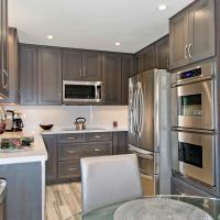 China Luxury Custom Lacquer Kitchen Cabinet Complete Walnut Wood Color Classic for sale
