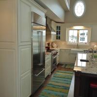 China Rustic L Shape White Solid Wood Kitchen Cabinet 580mm Depth Customizable from Guangdong for sale