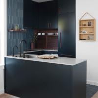 China Dark Blue Matte Lacquer U-Shape Kitchen Cabinets with Wooden Handle 580mm Base Unit for sale