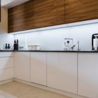 China Free Samples Modern Design Small Melamine Wood Grain And White Kitchen Cabinet Set Complete for sale