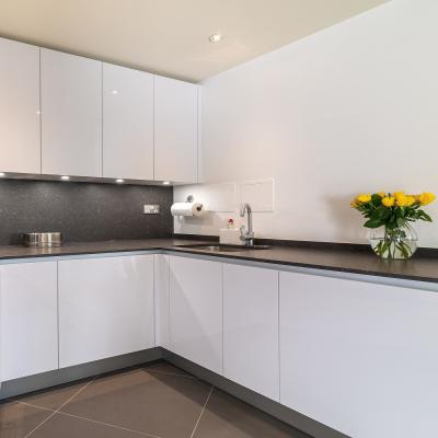 China Simple And Modern White Gloss Kitchen Cabinets Wooden Handless Design Lacquer Kitchen Cabinet Set for sale