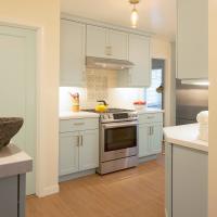 China Factory Direct Matt Lacquer Mint Green Kitchen Cabinets Full Set with Golden Handles and Sink 16mm MDF for sale