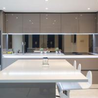 China RTA Handless Champagne High Gloss Acrylic Kitchen Cabinet with Island 580mm Base Unit for sale