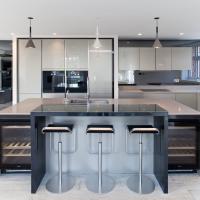 China RTA Handless Champagne High Gloss Acrylic Kitchen Cabinet with Island 580mm Base Unit for sale