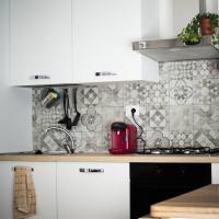 China Modern White Kitchen Cabinet Set for Small Apartments 580mm Base Unit 350mm Wall Unit for sale