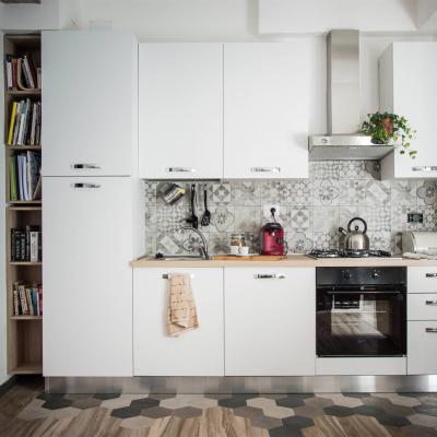 China Modern White Kitchen Cabinet Set for Small Apartments 580mm Base Unit 350mm Wall Unit for sale