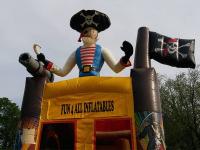 China Outdoor Game Pirate Theme Inflatable Bounce House with Dry Slide for sale