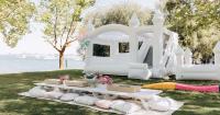 China Outdoor Kids Party Must-Have White Inflatable Wedding Bounce House with Slide for sale