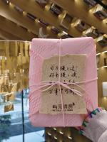 China Pink Honeycomb Paper Sleeve – Expandable Book Protector for Gift Packaging & Retail for sale