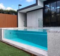 China Custom Clear Acrylic Pool Wall 40-150mm Thick for Infinity Edge Swimming Pool Hotel Villa for sale