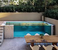China Custom Clear Acrylic Pool Wall 40-150mm Thick for Infinity Edge Swimming Pool Hotel Villa for sale