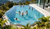 China Custom Size 40-150mm Thick Acrylic Infinity Pool Wall Panels with 15-70% Light Transmittance for Commercial and Residential Use for sale