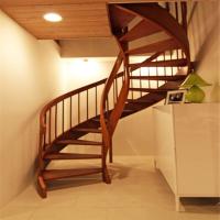 China Custom Solid Wood Spiral Staircase 600-2200mm Width Indoor Wood Staircase Railing for sale