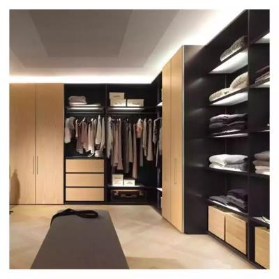 China Customizable Walk In Closet Wardrobe with 18mm MDF Board and Soft Closing Hinges for sale