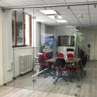 China Interior Frameless Folding Glass Door 2500-4000mm Sliding Bifold for Balcony Sun Room for sale