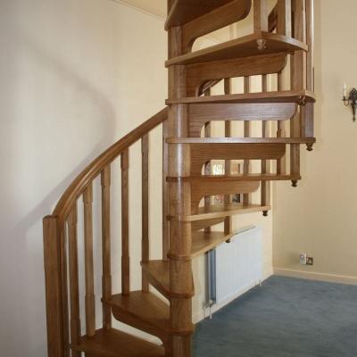China Solid Oak Tread Timber Spiral Staircase for Interior Room Easy DIY Installation 114mm Beam for sale