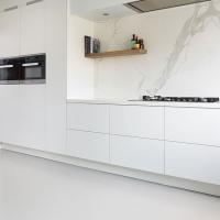 China Custom White Gloss Lacquer MDF Kitchen Cabinet Set E0 Grade 18mm for sale