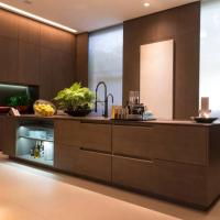 China Modern Light Oak Veneer Kitchen Cabinet 18mm Waterproof MDF with Soft Close Hinges for sale