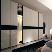 China Custom Solid Wood Walk In Closet with Sliding Doors 18mm Carcass 200 Colors for sale
