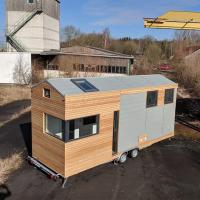 China SGS BV Certified Prefabricated Modular Mobile Container House on Wheels Custom Size for sale