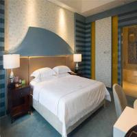 China Luxury Hotel Guest Room Bed Set Solid Wood Frame Custom Size Modern Hotel Furniture for sale