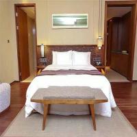 China Luxury Hotel Guest Room Bed Set Solid Wood Frame Custom Size Modern Hotel Furniture for sale