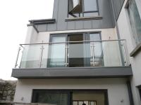 China 12mm Tempered Glass Interior Stair Railings Stainless Steel 304 Balcony Balustrade 950mm Height for sale