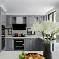 China Custom Solid Wood Modular Kitchen Cabinet Shaker Door 3M Base 3M Wall Pantry Cupboard for sale