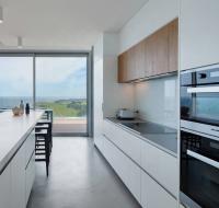 China 18mm E1 MDF Large Island Matte Black Kitchen Cabinets With Handleless Fronts for sale