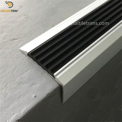 China Aluminum L Shape Stair Nosing Tile Trim 45.5x25.9mm 0.9m Length Black Rubber Insert for sale