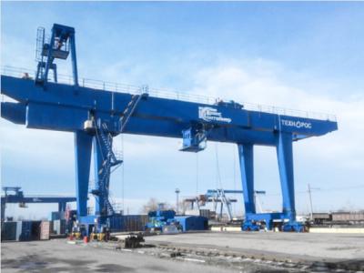 China Cabin Control Span 35m Double Girder Gantry Crane With Semi Goliath Hook for sale