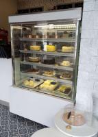 China 1.8m Sliding Door Cake Showcase Chiller with 4 Shelves, 750W Danfoss Compressor and Digital Temperature Control for sale