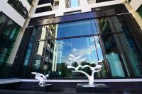 China Color Painted Metal Animal Statues White Baking Varnish For Hotel Ornaments for sale