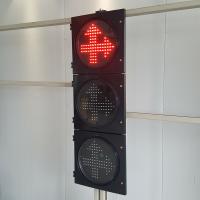 China 3-Aspect RYG Double-Arrow Road Traffic Light 300MM Red Yellow Green for sale