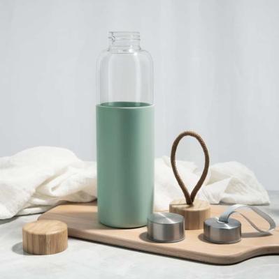 China 600ml BPA-Free Leak-Proof Borosilicate Glass Water Bottle with Bamboo Lid and Silicone Sleeve for sale
