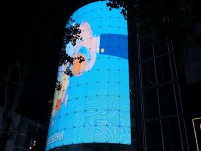 China Curved P7.8 Transparent LED Screen 5500 Nits Media Facade Display for sale
