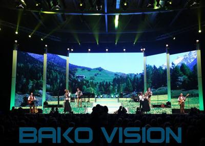 China Advertising High Brightness Led Display 1/32 Scan P2.6 Seamless Electronics Stage for sale